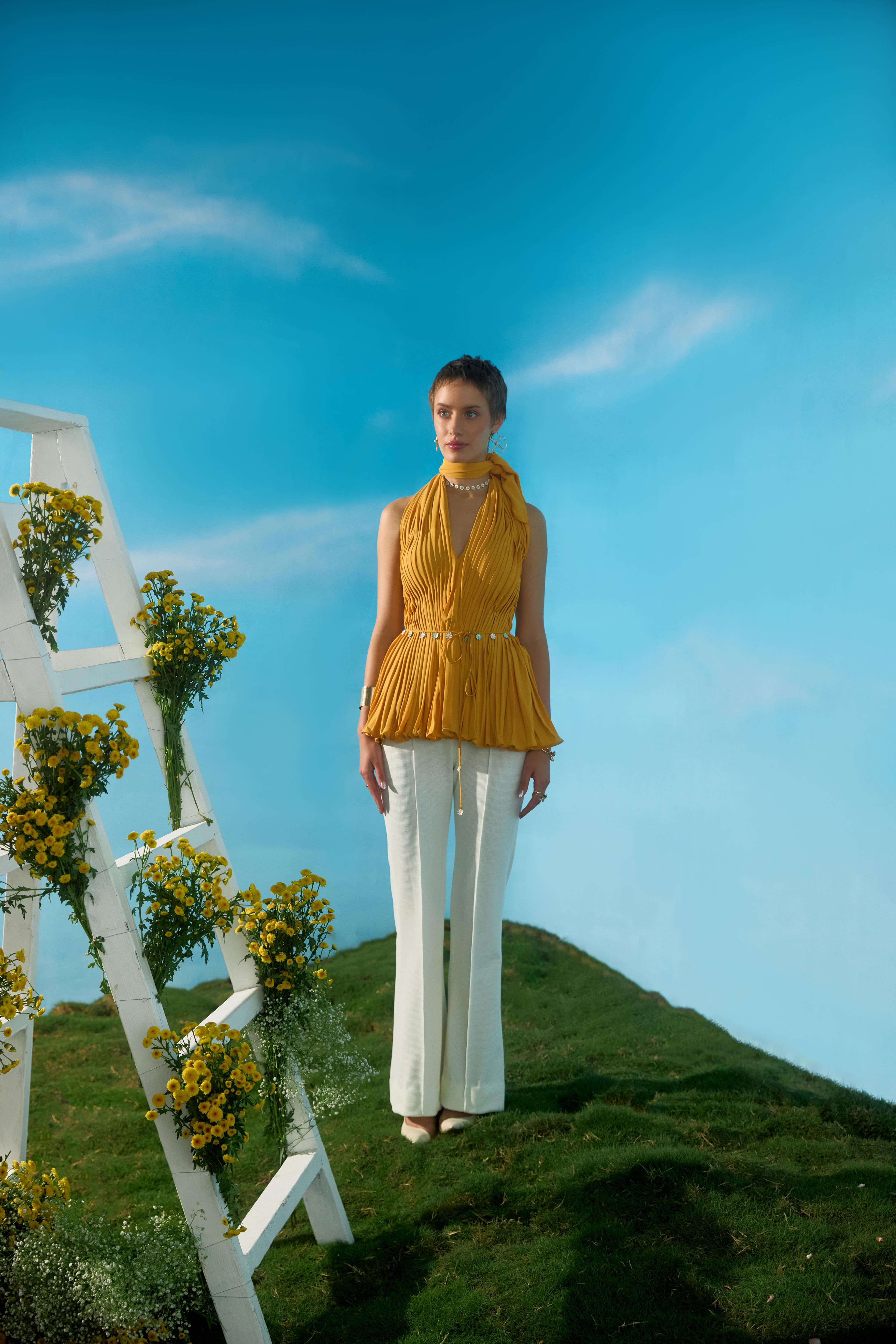 Andres Top With White Pants – Nikitamadan